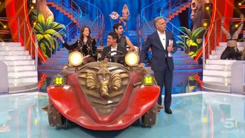 Ciao Darwin 8 chic vs shock, sfilata, defilé, intimo, viaggio nel tempo