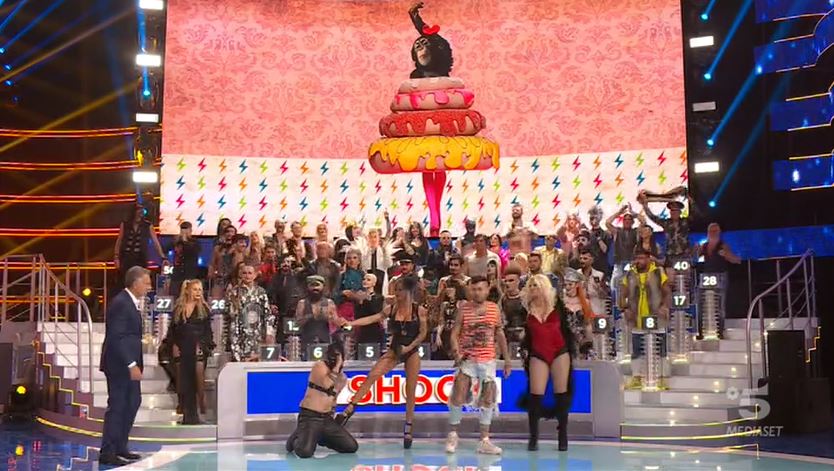 Ciao Darwin 8 chic vs shock, sfilata, defilé, intimo, viaggio nel tempo