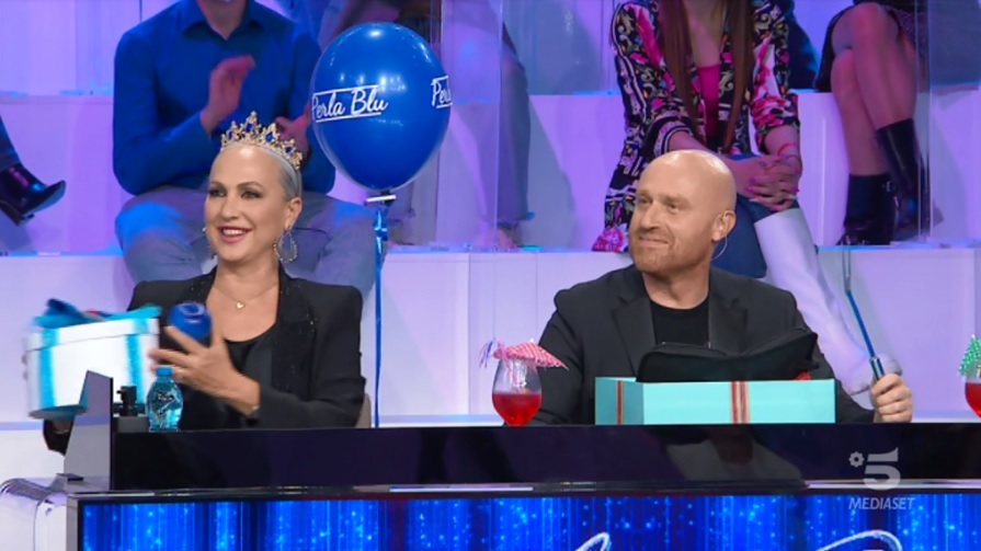 Amici Serale 2025 prima puntata, eliminati Asia Vybes, recensione